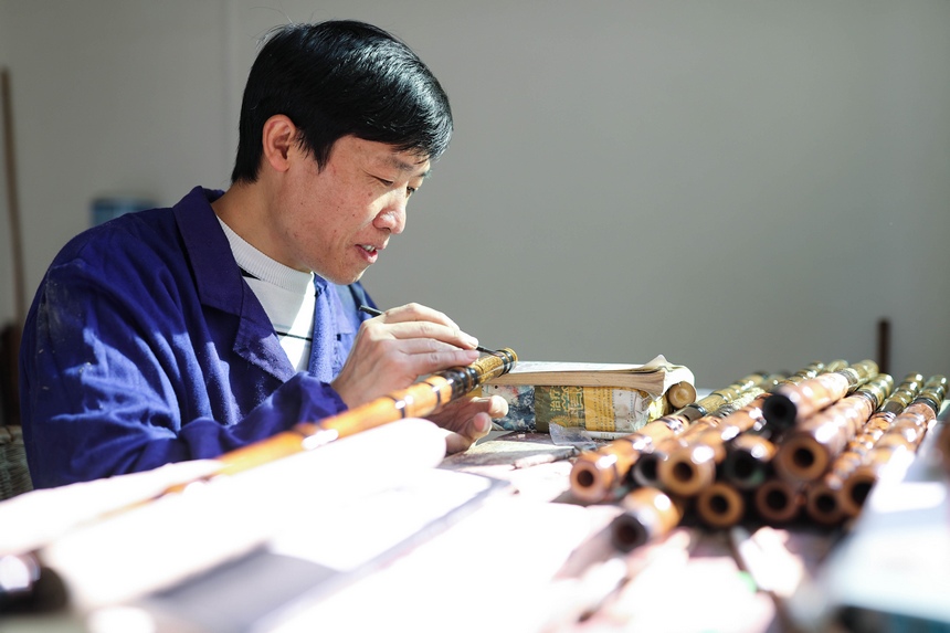 Man in SW China's Guizhou devotes 30 years to bamboo flute carving ...